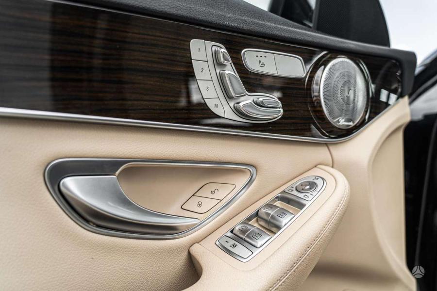 Black Mercedes-Benz C 300 2018 in Vilnius, with an engine capacity of 1.99 L and mileage of 103 thousand km for 22500 €, photo 41 on AUTOMOTO.COM.LV