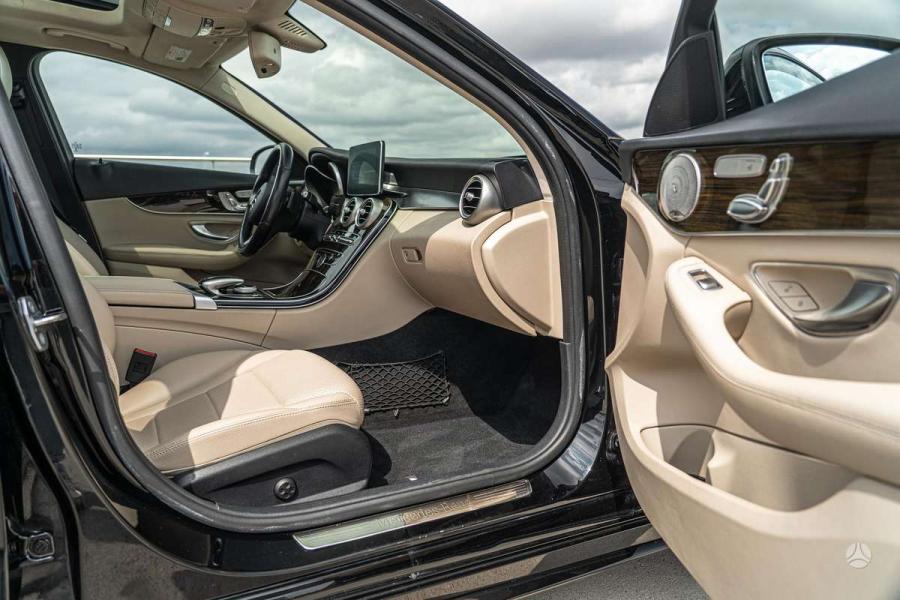 Black Mercedes-Benz C 300 2018 in Vilnius, with an engine capacity of 1.99 L and mileage of 103 thousand km for 22500 €, photo 46 on AUTOMOTO.COM.LV