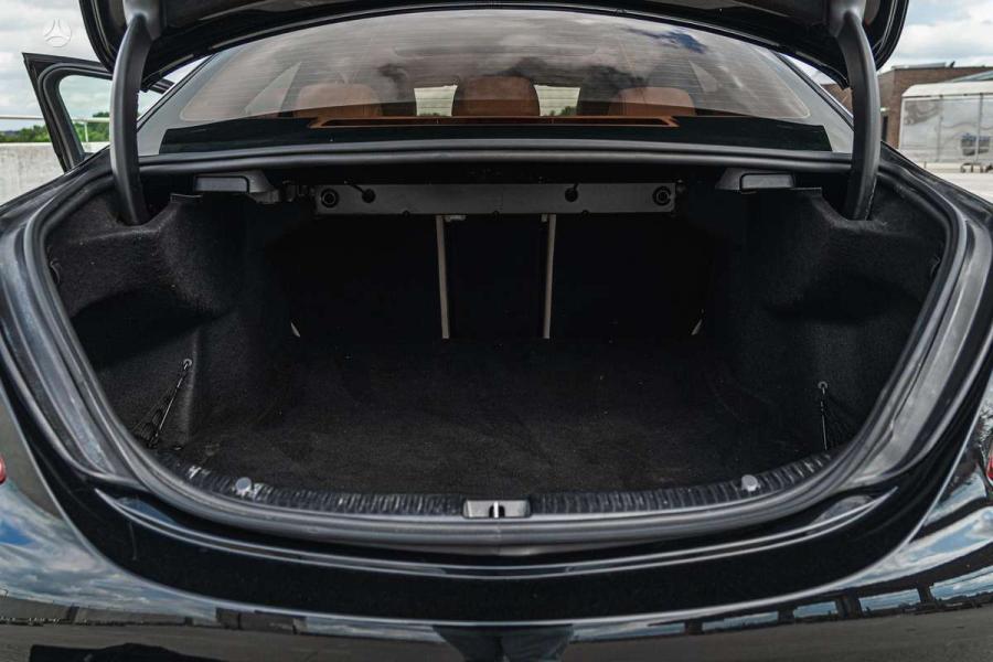 Black Mercedes-Benz C 300 2018 in Vilnius, with an engine capacity of 1.99 L and mileage of 103 thousand km for 22500 €, photo 49 on AUTOMOTO.COM.LV