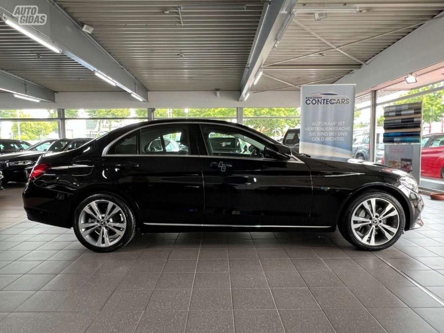 Melns Mercedes-Benz C 300 2019 Kauņa, ar dzinēja tilpumu 2.00 L un nobraukumu 61 tūkst. km par 30024 €, foto 1 vietnē AUTOMOTO.COM.LV