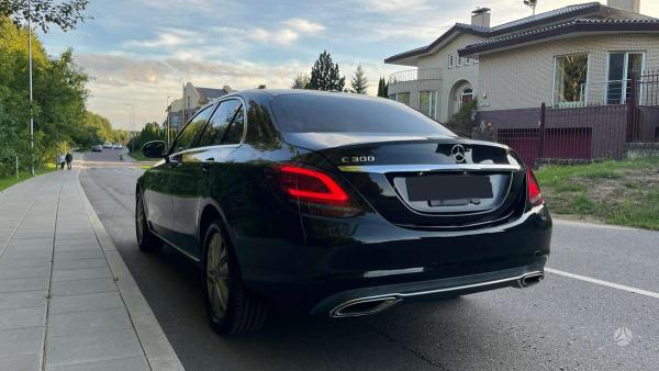 Черный Мерседес Ц 300 2019 в Вильнюс, объемом двигателя 2.00 л и пробегом 93 тыс. км за 22800 €, фото 4 на AUTOMOTO.COM.LV