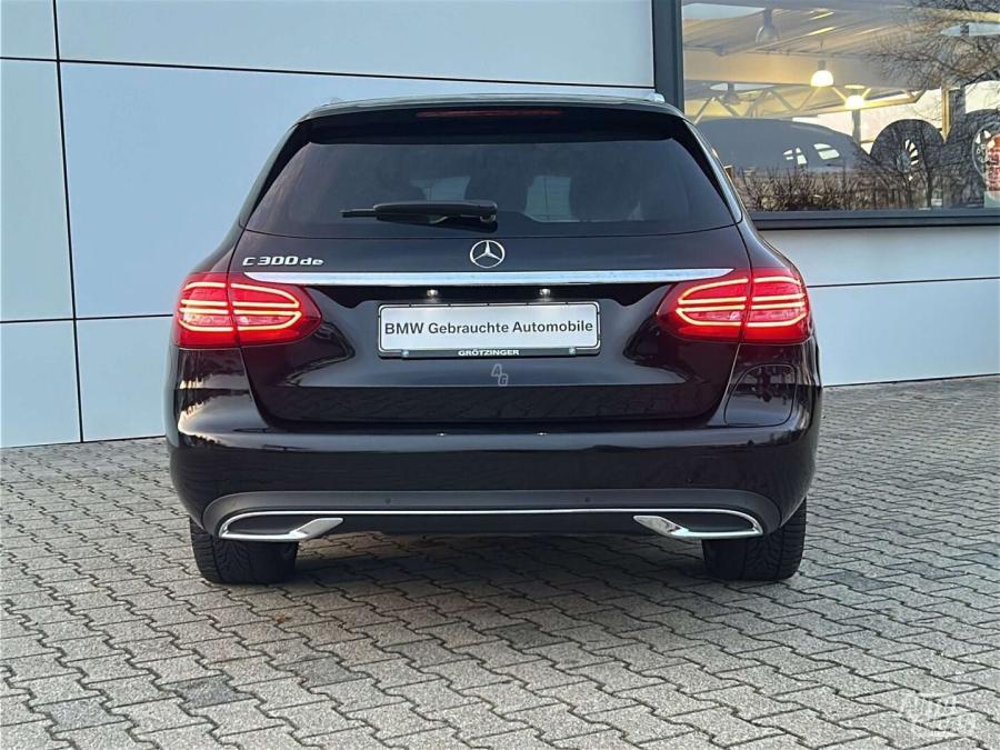 Melns Mercedes-Benz C 300 2021 Kauņa, ar dzinēja tilpumu 2.00 L un nobraukumu 94 tūkst. km par 32863 €, foto 5 vietnē AUTOMOTO.COM.LV