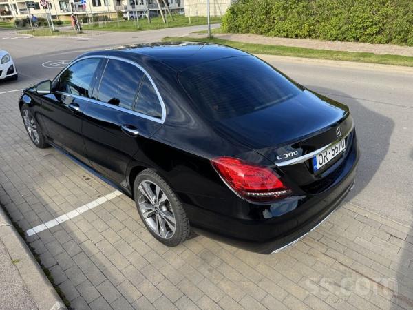 Mercedes-Benz C 300 2021 Rīga vietnē Melns Mercedes-Benz C 300 2021 Rīga, ar dzinēja tilpumu 2.00 L un nobraukumu 47 tūkst. km par 25000 €, foto 5 vietnē AUTOMOTO.COM.LV