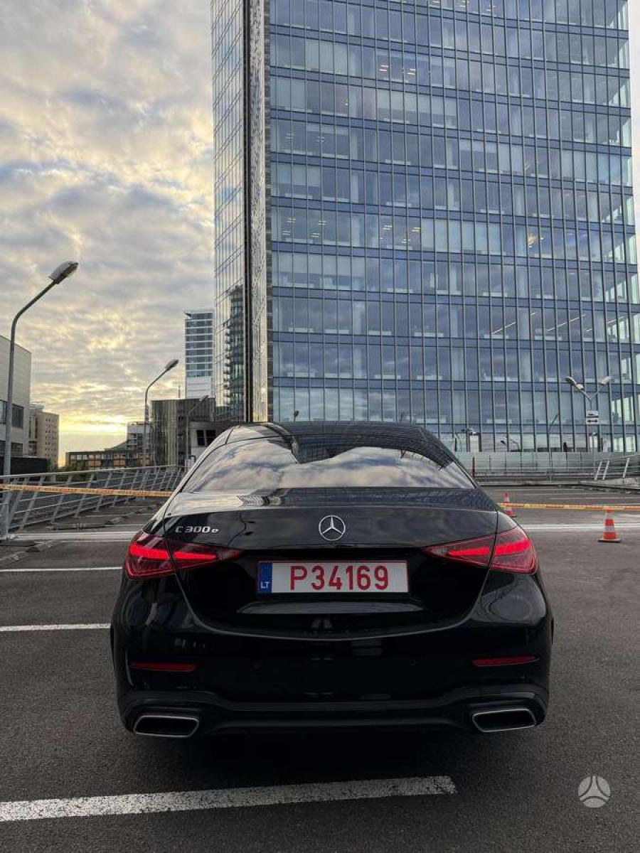 Black Mercedes-Benz C 300 2022 in Vilnius, with an engine capacity of 2.00 L and mileage of 137 thousand km for 36000 €, photo 11 on AUTOMOTO.COM.LV