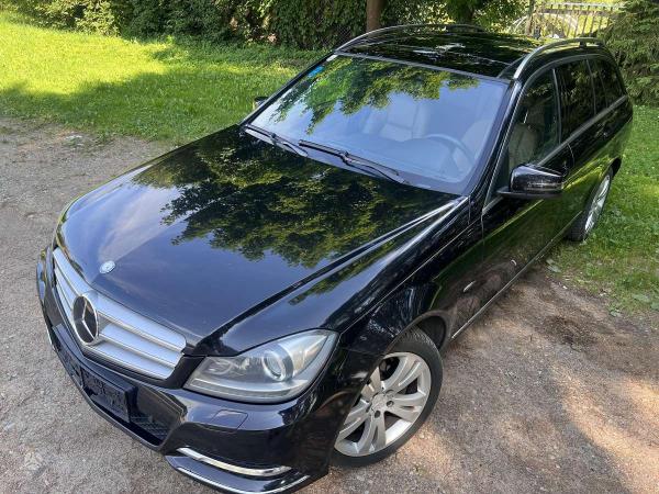 Melns Mercedes-Benz C 300 2011 Utena, ar dzinēja tilpumu 2.99 L un nobraukumu 280 tūkst. km par 6500 €, foto 1 vietnē AUTOMOTO.COM.LV