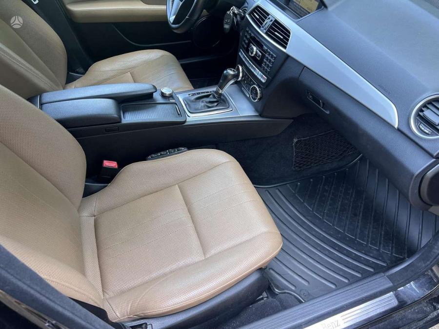 Черный Мерседес Ц 300 2011 в Утена, объемом двигателя 2.99 л и пробегом 280 тыс. км за 6500 €, фото 19 на AUTOMOTO.COM.LV