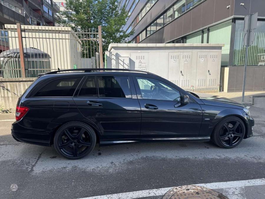 Melns Mercedes-Benz C 300 2011 Viļņa, ar dzinēja tilpumu 2.99 L un nobraukumu 384 tūkst. km par 7000 €, foto 5 vietnē AUTOMOTO.COM.LV