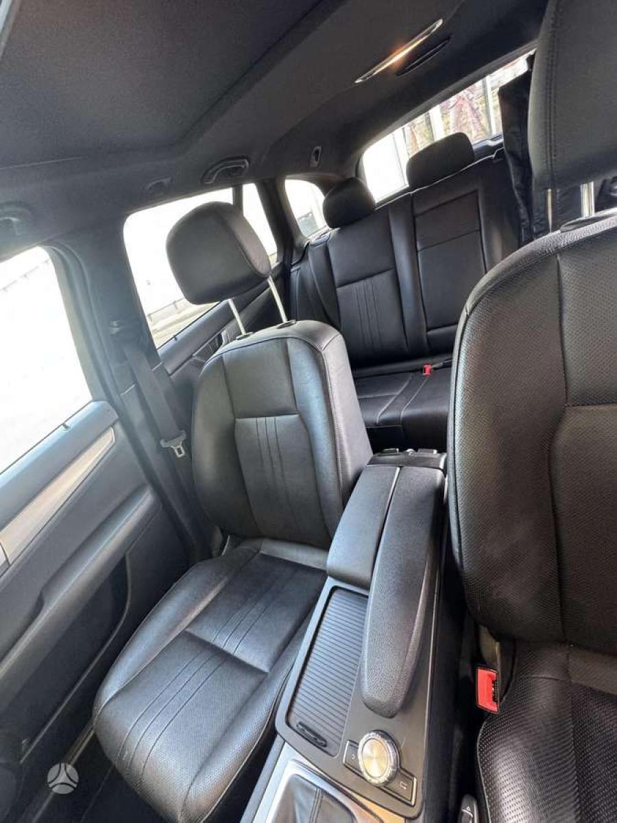 Melns Mercedes-Benz C 300 2011 Viļņa, ar dzinēja tilpumu 2.99 L un nobraukumu 384 tūkst. km par 7000 €, foto 16 vietnē AUTOMOTO.COM.LV