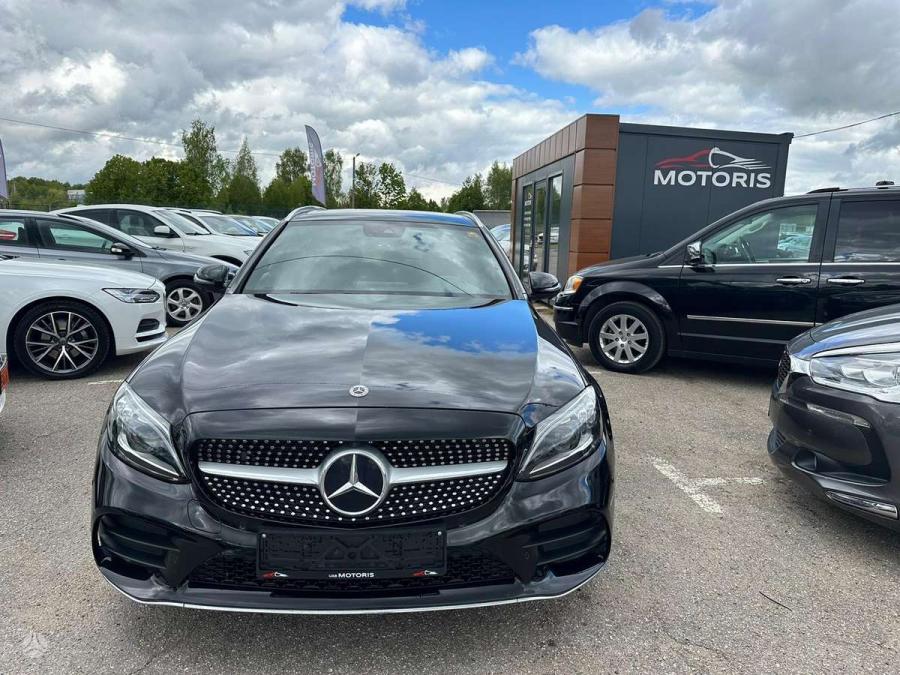 Black Mercedes-Benz C 300 2018 in Panevezys, with an engine capacity of 2.00 L and mileage of 228 thousand km for 19999 €, photo 2 on AUTOMOTO.COM.LV