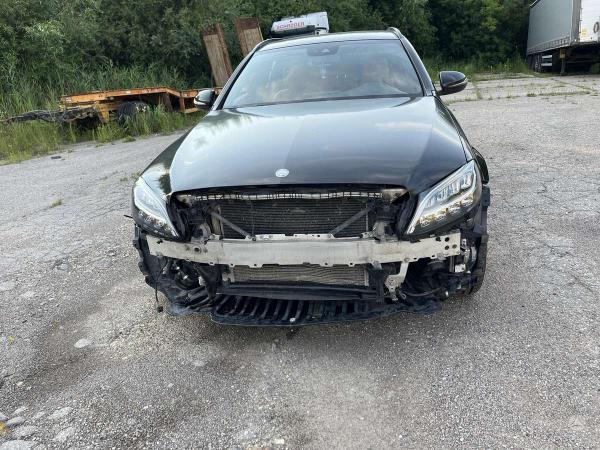 Black Mercedes-Benz C 300 2019 in Panevezys, with an engine capacity of 1.95 L and mileage of 124 thousand km for 14400 €, photo 3 on AUTOMOTO.COM.LV