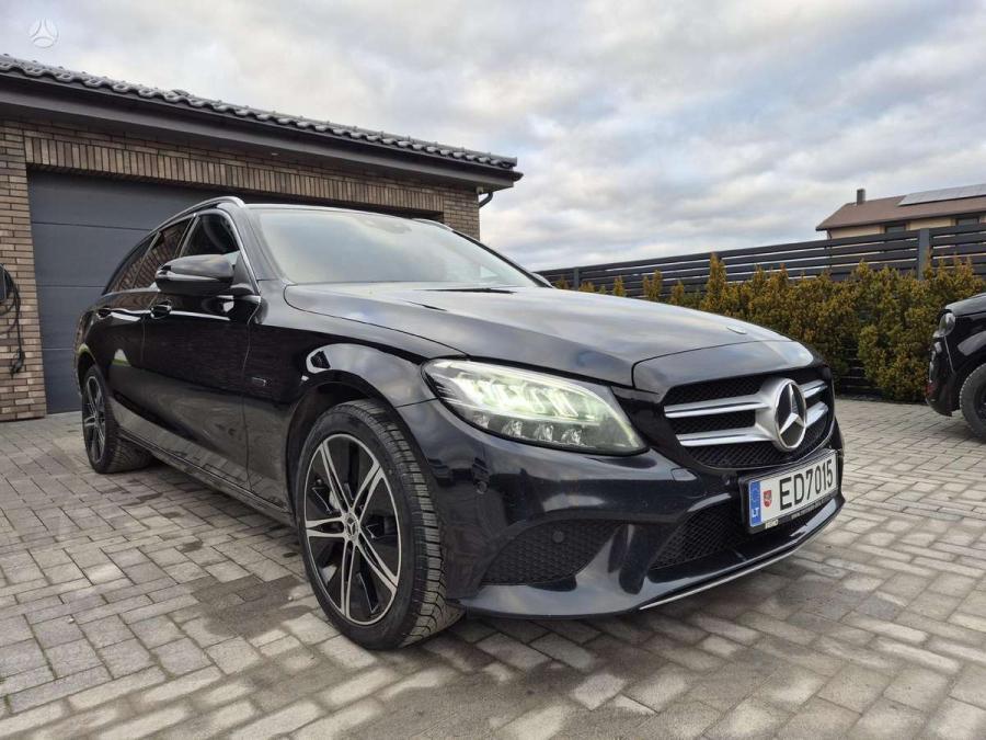 Melns Mercedes-Benz C 300 2020 Klaipėda, ar dzinēja tilpumu 2.00 L un nobraukumu 255 tūkst. km par 16400 €, foto 1 vietnē AUTOMOTO.COM.LV