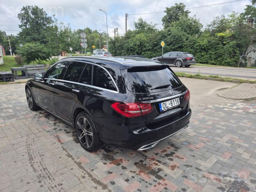 Black Mercedes-Benz C 300 2020 in Ogre, with an engine capacity of 2.00 L and mileage of 245 thousand km for 17500 €, photo 4 on AUTOMOTO.COM.LV