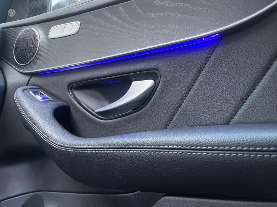 Melns Mercedes-Benz C 300 2020 Šauļi, ar dzinēja tilpumu 2.00 L un nobraukumu 115 tūkst. km par 15800 €, foto 22 vietnē AUTOMOTO.COM.LV