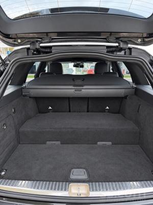 Black Mercedes-Benz C 300 2020 in Riga, with an engine capacity of 2.00 L and mileage of 194 thousand km for 21099 €, photo 12 on AUTOMOTO.COM.LV