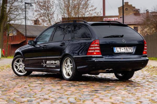 Blue Mercedes-Benz C 300 2003 in Jelgava, with an engine capacity of 3.00 L and mileage of 320 thousand km for 6900 €, photo 5 on AUTOMOTO.COM.LV