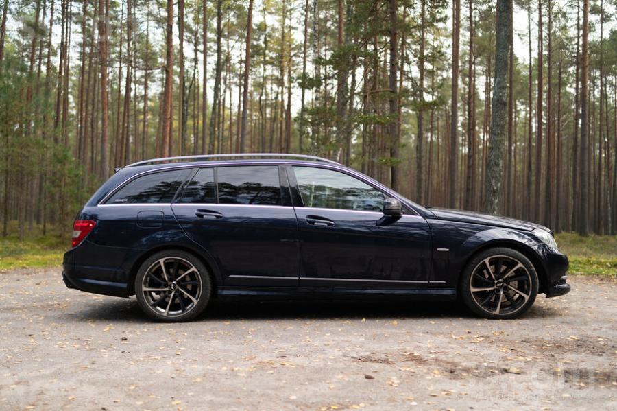 Синий Мерседес Ц 300 2011 в Тукумс, объемом двигателя 3.00 л и пробегом 328 тыс. км за 7800 €, фото 1 на AUTOMOTO.COM.LV