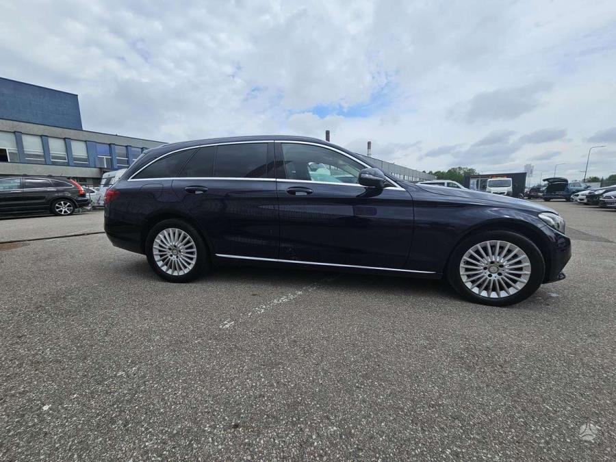 Blue Mercedes-Benz C 300 2016 in Kaunas, with an engine capacity of 2.20 L and mileage of 273 thousand km for 11750 €, photo 4 on AUTOMOTO.COM.LV