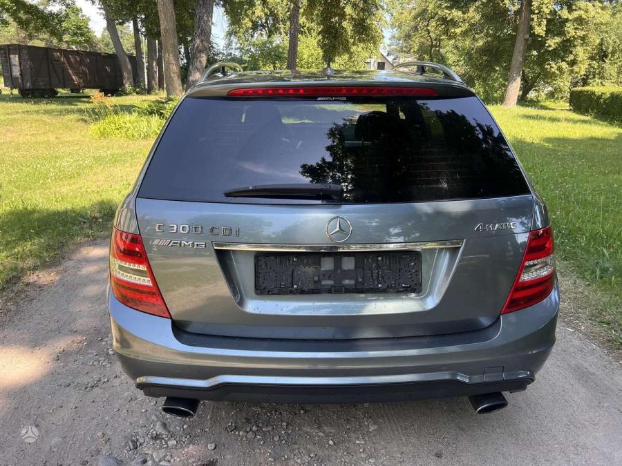 Green Mercedes-Benz C 300 2011 in Utena, with an engine capacity of 2.99 L and mileage of 250 thousand km for 6999 €, photo 5 on AUTOMOTO.COM.LV