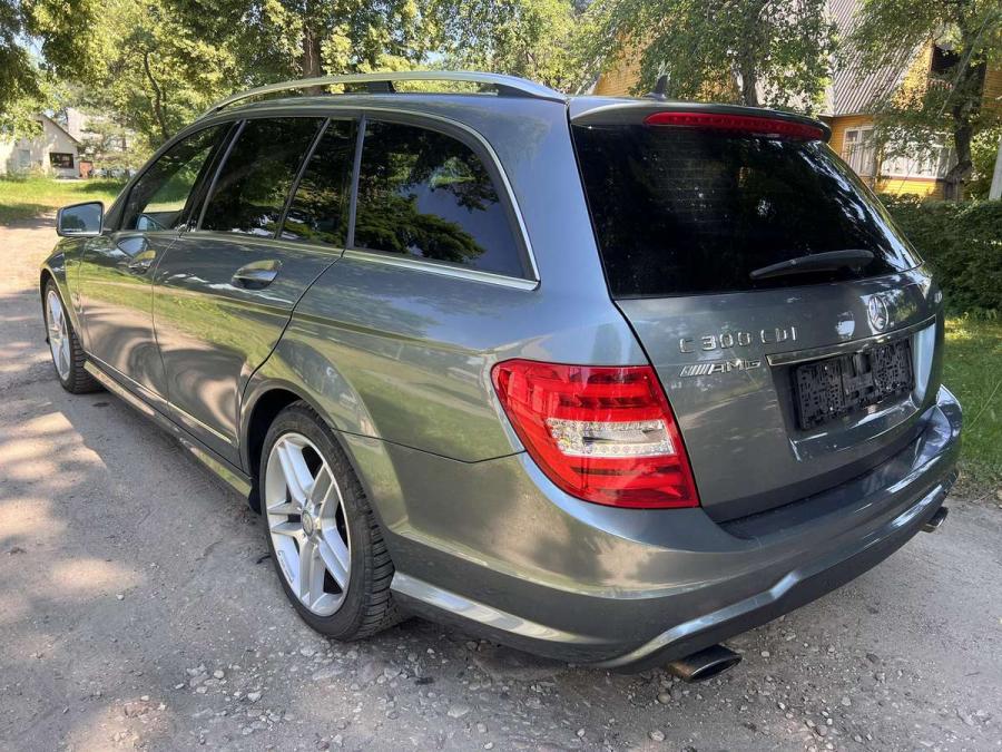 Green Mercedes-Benz C 300 2011 in Utena, with an engine capacity of 2.99 L and mileage of 250 thousand km for 6999 €, photo 6 on AUTOMOTO.COM.LV