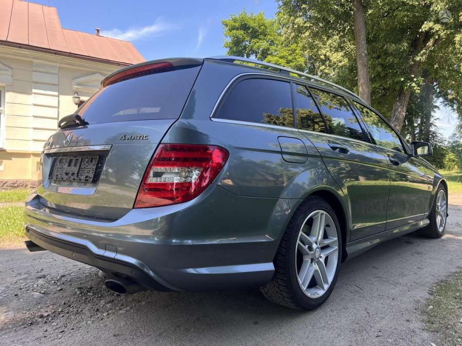 Green Mercedes-Benz C 300 2011 in Utena, with an engine capacity of 2.99 L and mileage of 250 thousand km for 6999 €, photo 7 on AUTOMOTO.COM.LV