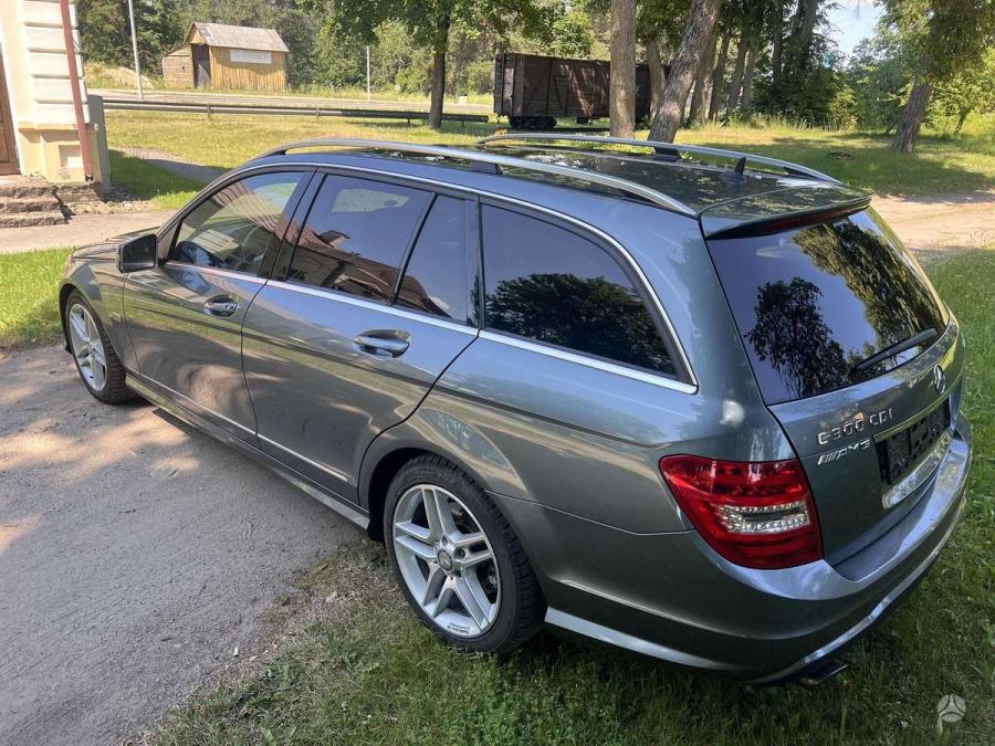 Green Mercedes-Benz C 300 2011 in Utena, with an engine capacity of 2.99 L and mileage of 250 thousand km for 6999 €, photo 9 on AUTOMOTO.COM.LV