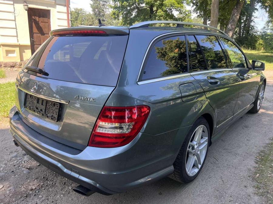 Green Mercedes-Benz C 300 2011 in Utena, with an engine capacity of 2.99 L and mileage of 250 thousand km for 6999 €, photo 11 on AUTOMOTO.COM.LV