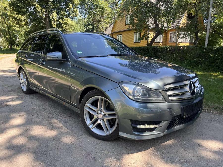 Green Mercedes-Benz C 300 2011 in Utena, with an engine capacity of 2.99 L and mileage of 250 thousand km for 6999 €, photo 13 on AUTOMOTO.COM.LV
