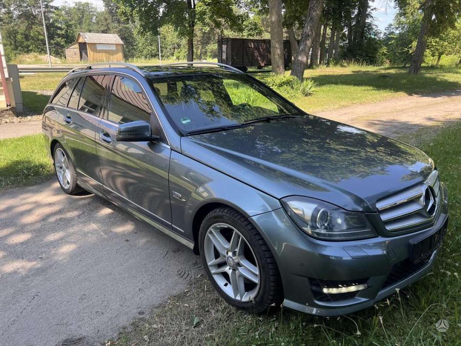 Green Mercedes-Benz C 300 2011 in Utena, with an engine capacity of 2.99 L and mileage of 250 thousand km for 6999 €, photo 14 on AUTOMOTO.COM.LV