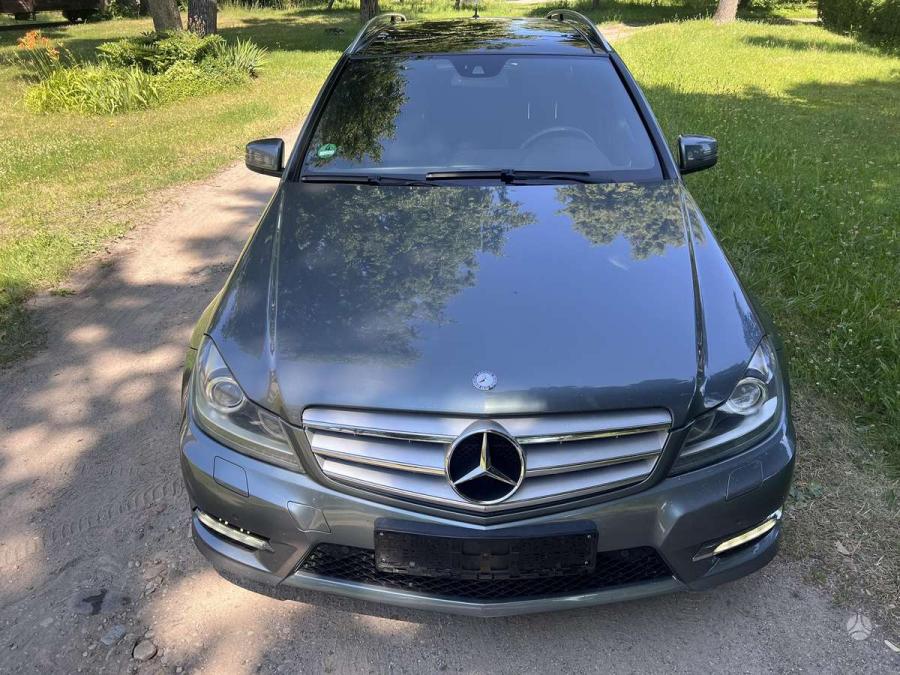 Green Mercedes-Benz C 300 2011 in Utena, with an engine capacity of 2.99 L and mileage of 250 thousand km for 6999 €, photo 15 on AUTOMOTO.COM.LV