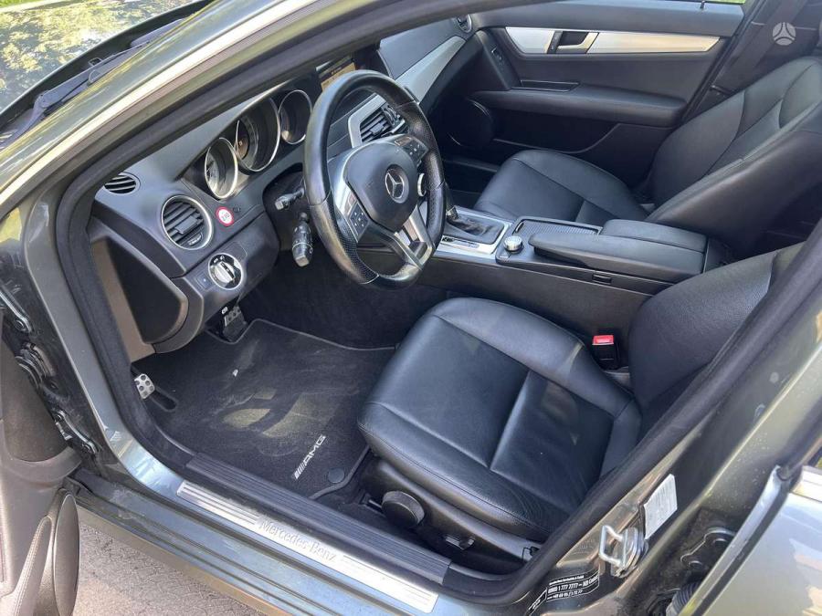 Green Mercedes-Benz C 300 2011 in Utena, with an engine capacity of 2.99 L and mileage of 250 thousand km for 6999 €, photo 19 on AUTOMOTO.COM.LV
