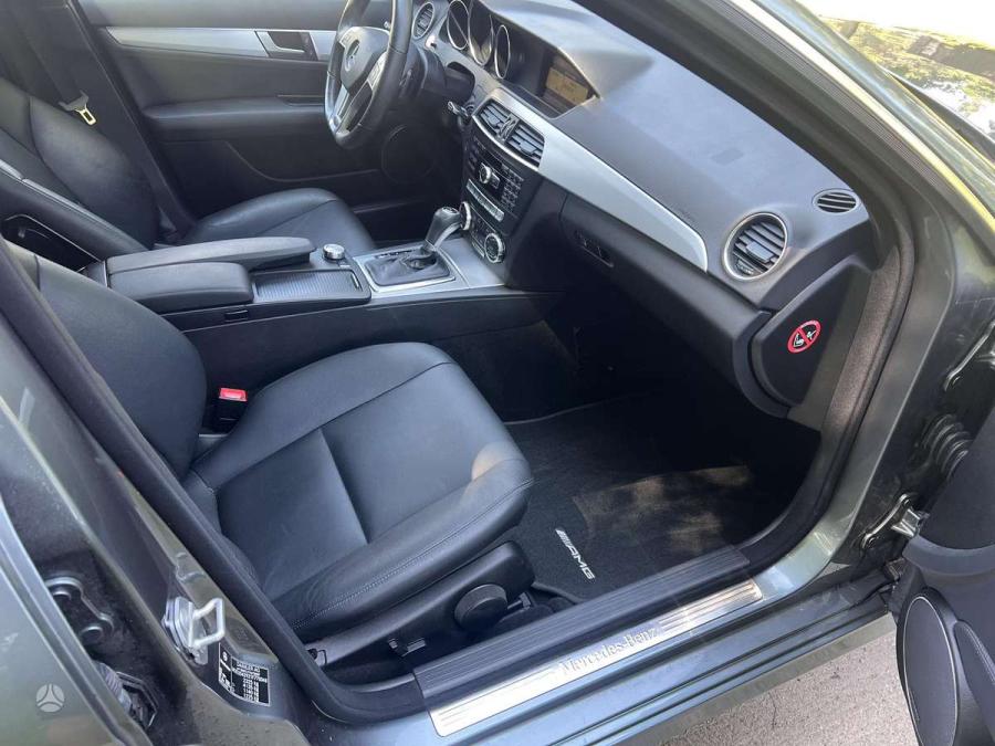 Green Mercedes-Benz C 300 2011 in Utena, with an engine capacity of 2.99 L and mileage of 250 thousand km for 6999 €, photo 21 on AUTOMOTO.COM.LV
