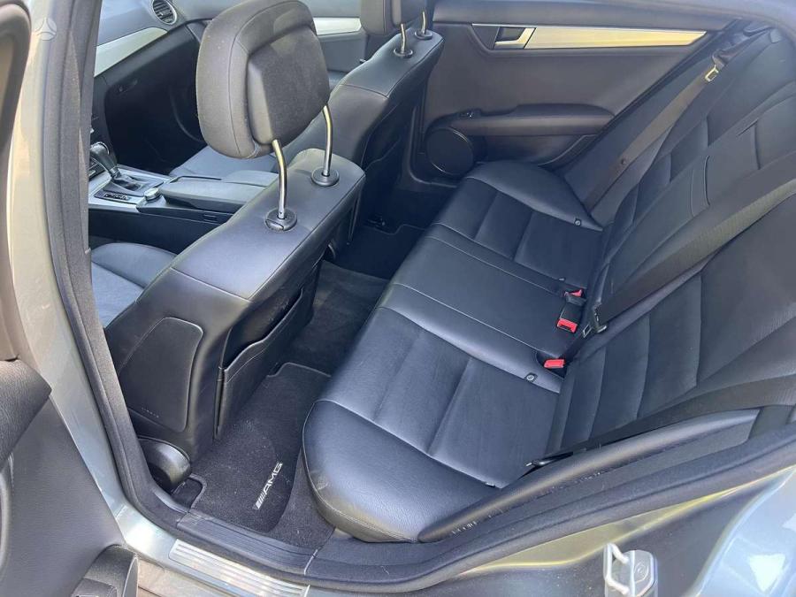 Green Mercedes-Benz C 300 2011 in Utena, with an engine capacity of 2.99 L and mileage of 250 thousand km for 6999 €, photo 23 on AUTOMOTO.COM.LV