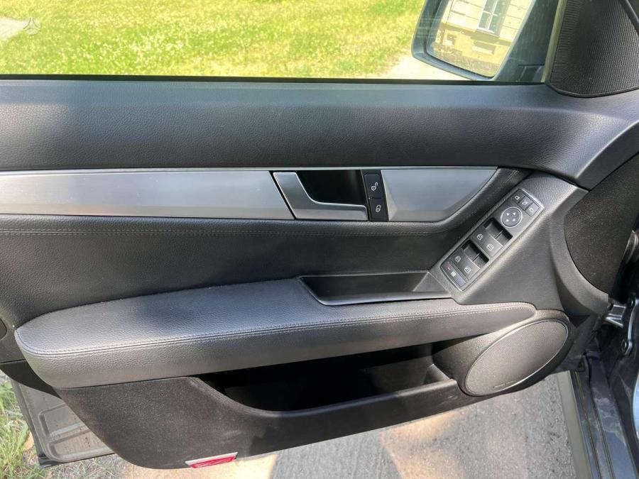 Green Mercedes-Benz C 300 2011 in Utena, with an engine capacity of 2.99 L and mileage of 250 thousand km for 6999 €, photo 26 on AUTOMOTO.COM.LV