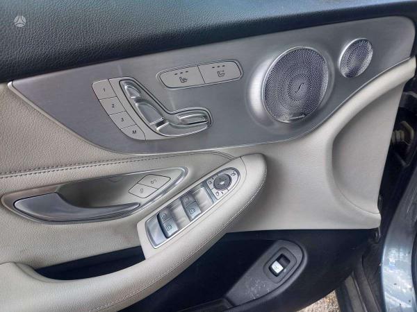 Grey Mercedes-Benz C 300 2017 in Vilnius, with an engine capacity of 2.00 L and mileage of 187 thousand km for 16000 €, photo 8 on AUTOMOTO.COM.LV