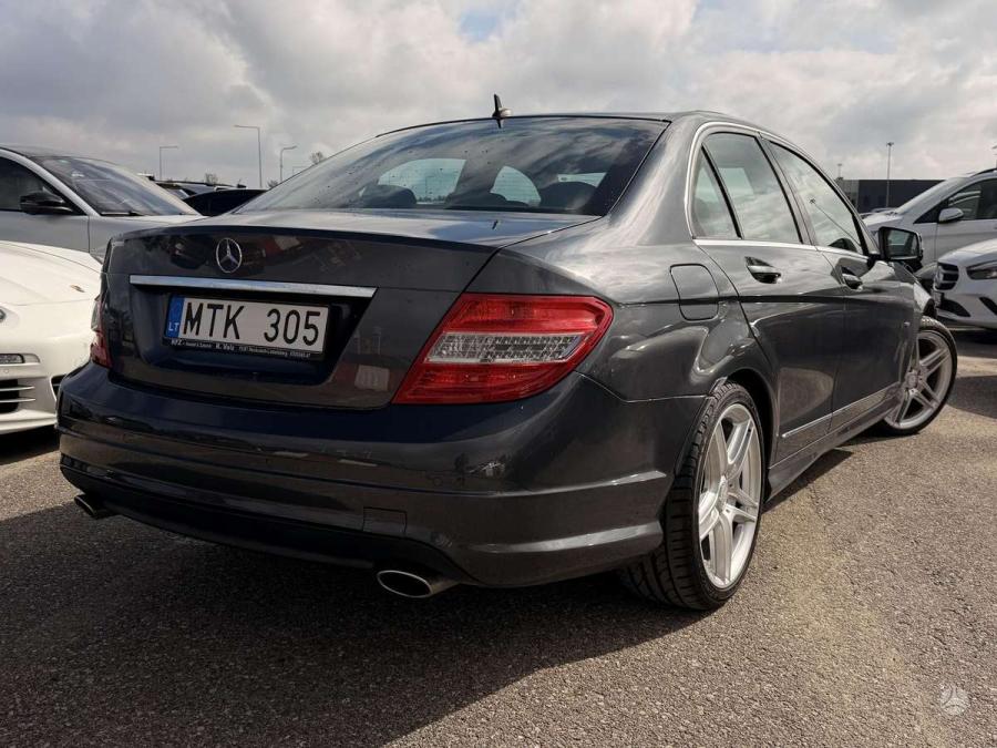 Grey Mercedes-Benz C 300 2009 in Vilnius, with an engine capacity of 3.00 L and mileage of 240 thousand km for 6790 €, photo 13 on AUTOMOTO.COM.LV