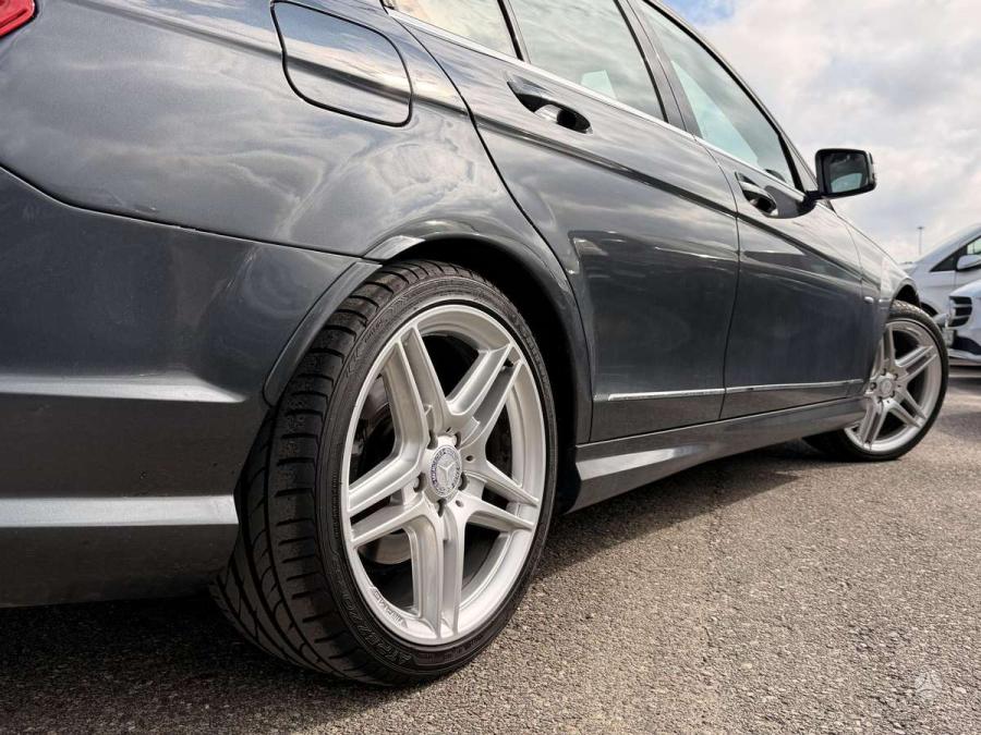 Grey Mercedes-Benz C 300 2009 in Vilnius, with an engine capacity of 3.00 L and mileage of 240 thousand km for 6790 €, photo 15 on AUTOMOTO.COM.LV