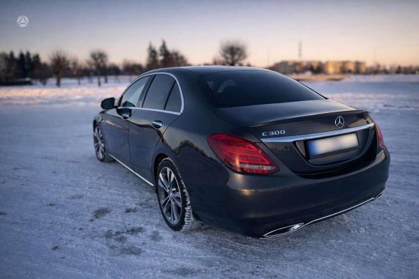 Pelēks Mercedes-Benz C 300 2016 Kauņa, ar dzinēja tilpumu 1.99 L un nobraukumu 127 tūkst. km par 16000 €, foto 4 vietnē AUTOMOTO.COM.LV