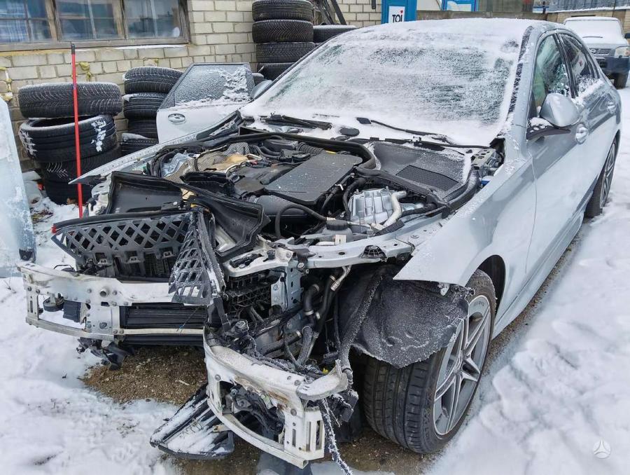 Pelēks Mercedes-Benz C 300 2022 Marijampole, ar dzinēja tilpumu 2.00 L un nobraukumu 55 tūkst. km par 14900 €, foto 10 vietnē AUTOMOTO.COM.LV