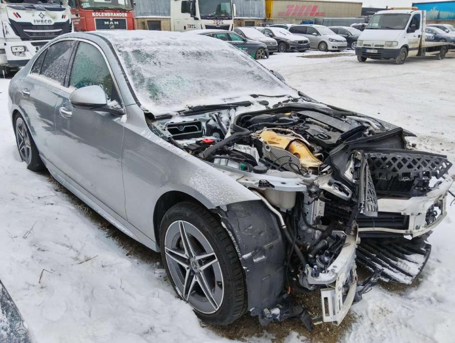 Pelēks Mercedes-Benz C 300 2022 Marijampole, ar dzinēja tilpumu 2.00 L un nobraukumu 55 tūkst. km par 14900 €, foto 12 vietnē AUTOMOTO.COM.LV