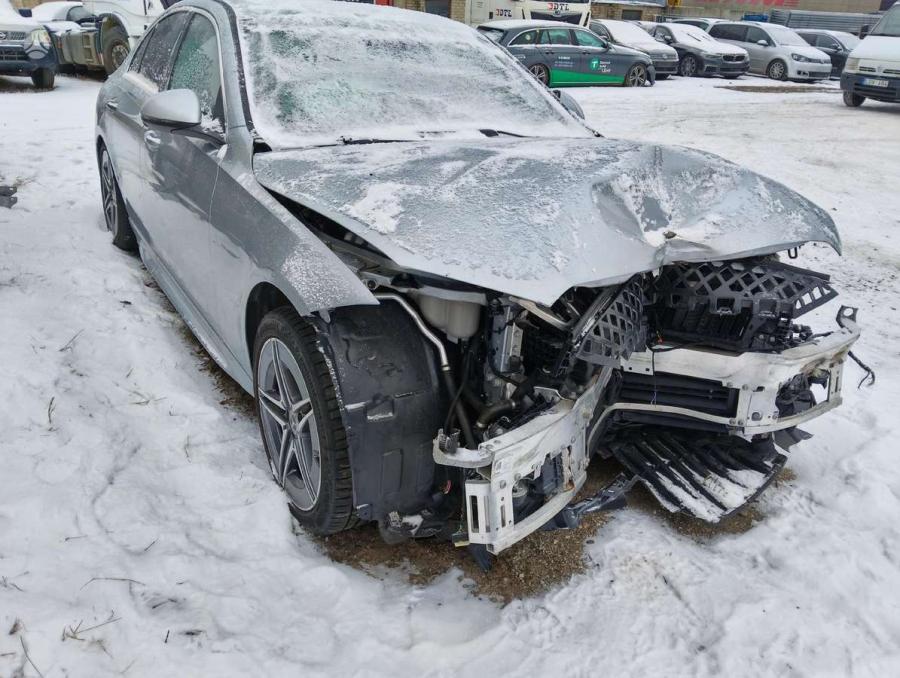 Pelēks Mercedes-Benz C 300 2022 Marijampole, ar dzinēja tilpumu 2.00 L un nobraukumu 55 tūkst. km par 14900 €, foto 22 vietnē AUTOMOTO.COM.LV