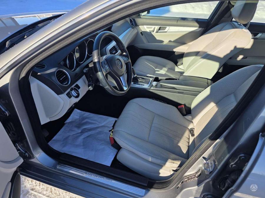 Pelēks Mercedes-Benz C 300 2011 Viļņa, ar dzinēja tilpumu 3.00 L un nobraukumu 358 tūkst. km par 7050 €, foto 16 vietnē AUTOMOTO.COM.LV