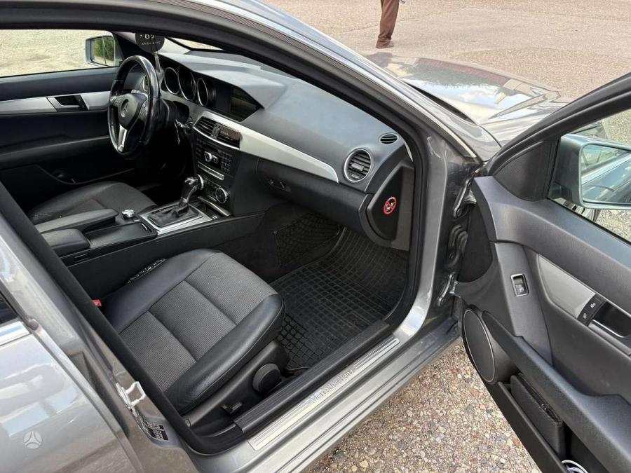 Pelēks Mercedes-Benz C 300 2013 Jonava, ar dzinēja tilpumu 2.99 L un nobraukumu 453 tūkst. km par 6500 €, foto 18 vietnē AUTOMOTO.COM.LV