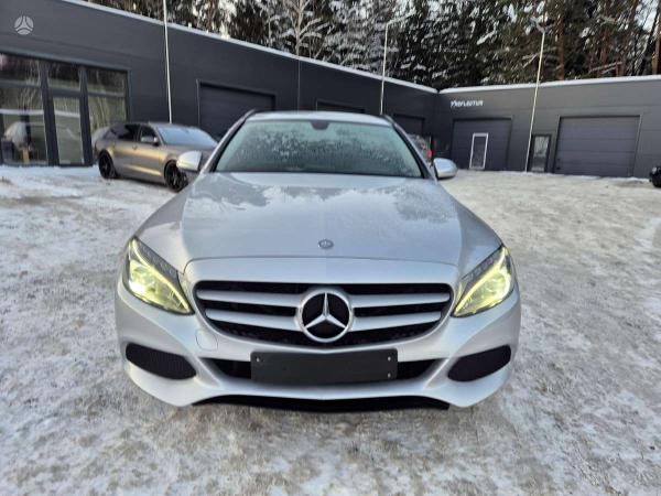 Grey Mercedes-Benz C 300 2015 in Utena, with an engine capacity of 2.14 L and mileage of 289 thousand km for 13990 €, photo 7 on AUTOMOTO.COM.LV