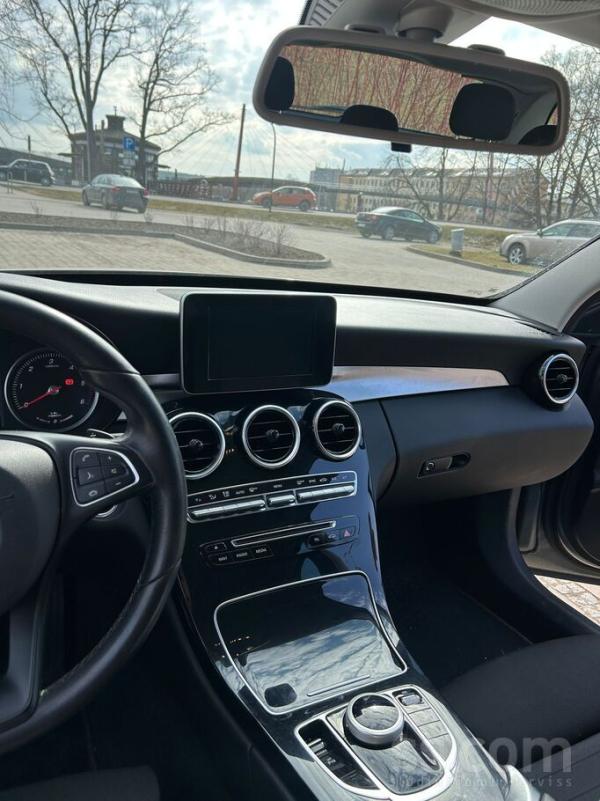 Pelēks Mercedes-Benz C 300 2016 Liepāja, ar dzinēja tilpumu 2.20 L un nobraukumu 271 tūkst. km par 14999 €, foto 6 vietnē AUTOMOTO.COM.LV