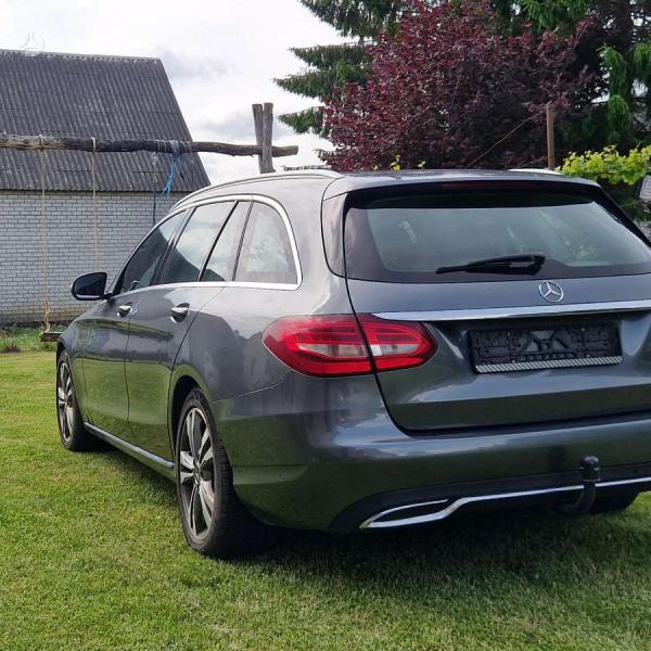 Grey Mercedes-Benz C 300 2018 in Skaudvile, with an engine capacity of 2.10 L and mileage of 291 thousand km for 10500 €, photo 4 on AUTOMOTO.COM.LV