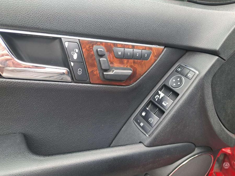 Sarkans Mercedes-Benz C 300 2009 Šilutė, ar dzinēja tilpumu 3.00 L un nobraukumu 251 tūkst. km par 6300 €, foto 13 vietnē AUTOMOTO.COM.LV