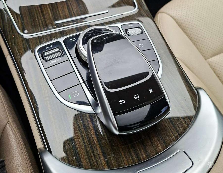 Красный Мерседес Ц 300 2016 в Кретинга, объемом двигателя 1.99 л и пробегом 194 тыс. км за 13499 €, фото 25 на AUTOMOTO.COM.LV