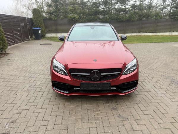 Red Mercedes-Benz C 300 2018 in Vilnius, with an engine capacity of 2.00 L and mileage of 117 thousand km for 18900 €, photo 3 on AUTOMOTO.COM.LV