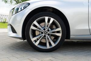 Mercedes-Benz C 300 2019 in Vilnius, with an engine capacity of 2.00 L and mileage of 110 thousand km for 22900 €, photo 13 on AUTOMOTO.COM.LV
