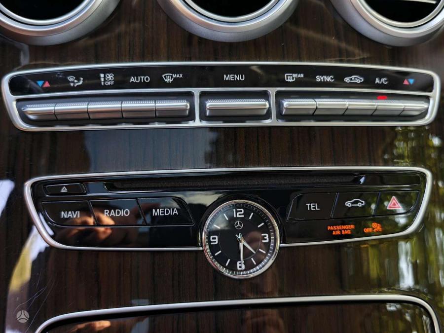 Белый Мерседес Ц 300 2017 в Вильнюс, объемом двигателя 1.99 л и пробегом 156 тыс. км за 22000 €, фото 17 на AUTOMOTO.COM.LV